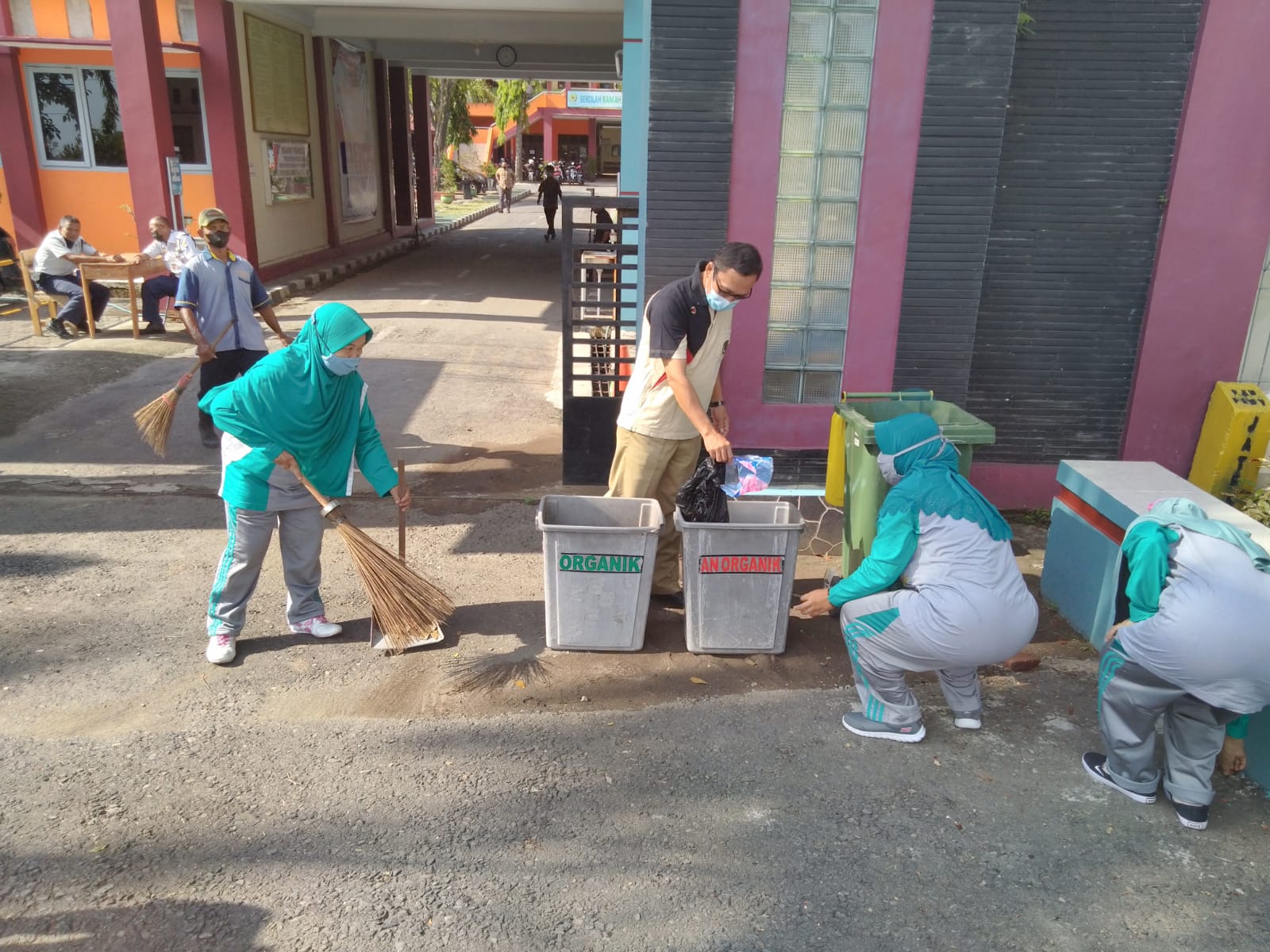 “World Cleanup Day” AKSI MEMILAH DAN MEMBERSIHKAN SAMPAH MEMBANTU ...